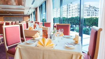 2 restaurantes: opção de almoço e jantar