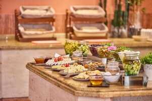 Uma mesa de buffet com diversos alimentos e acompanhamentos.