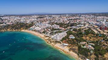 Perto da praia, praia de areia branca, toldos de praia (sobretaxa)