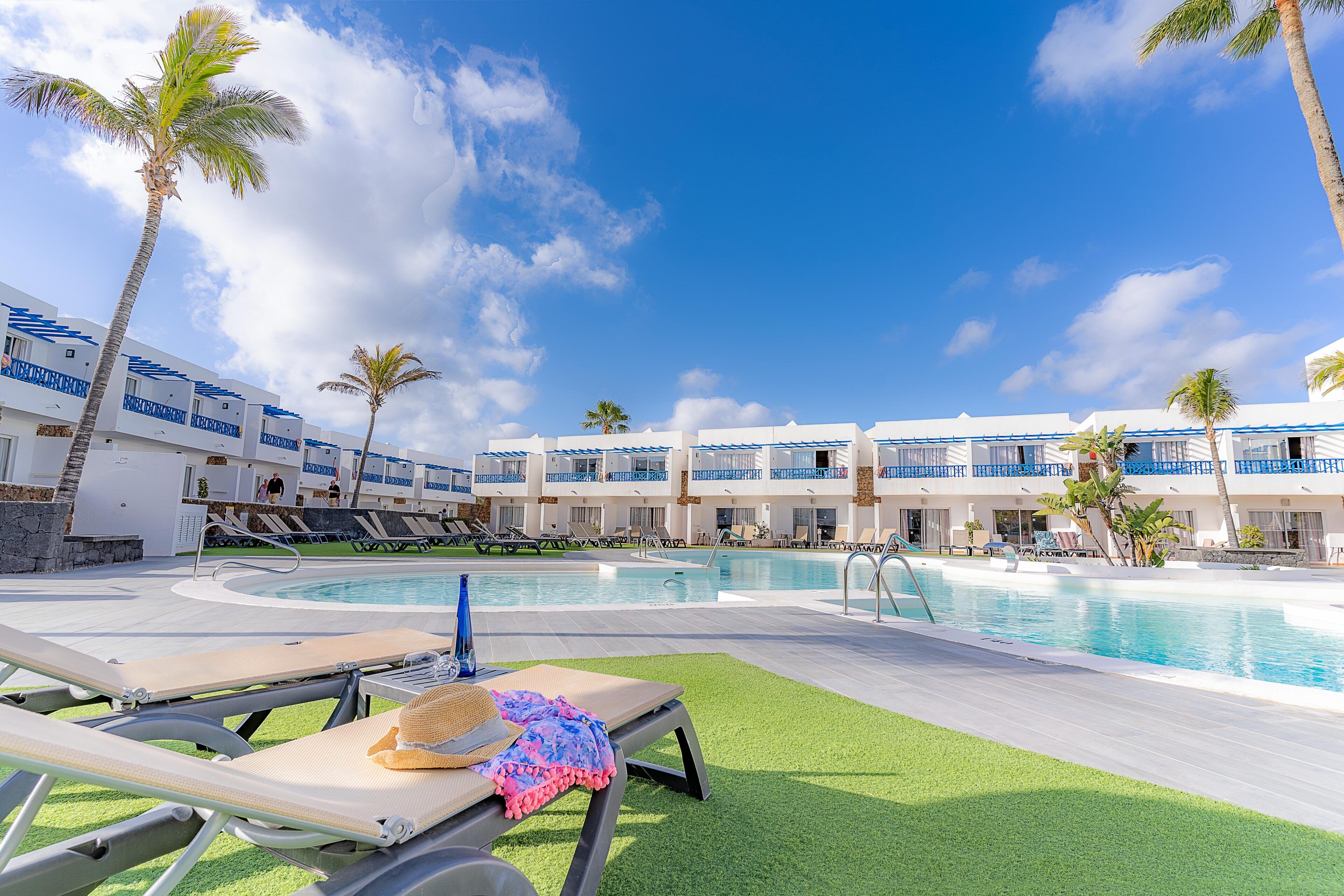 Terraço com espreguiçadeiras