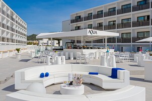 Bar junto à piscina