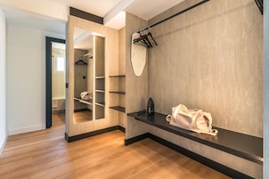 Apartamento superior, 1 quarto (with views) | 1 quarto, cofres nos quartos, escrivaninha, cortinas blackout