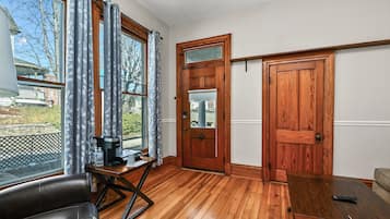 Quarto, 1 cama King e sofá-cama | Área de estar | TV de tela plana 37 polegadas com canais a cabo, TV