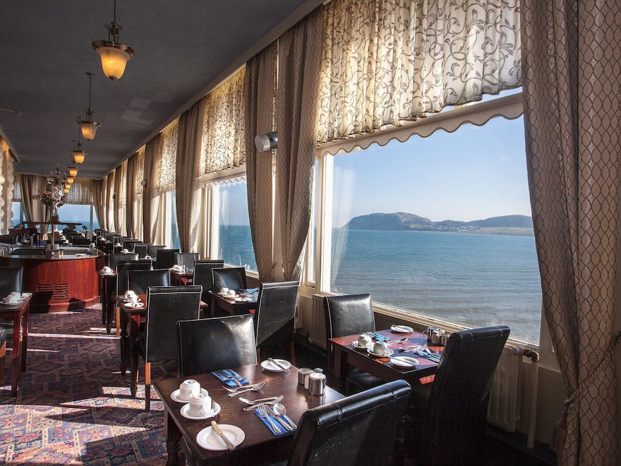 2 restaurantes, é servido café da manhã