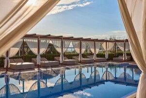 2 piscinas internas, 4 piscinas externas, guarda-sóis, espreguiçadeiras