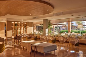 3 restaurantes, pequenos-almoços servidos, cozinha internacional 