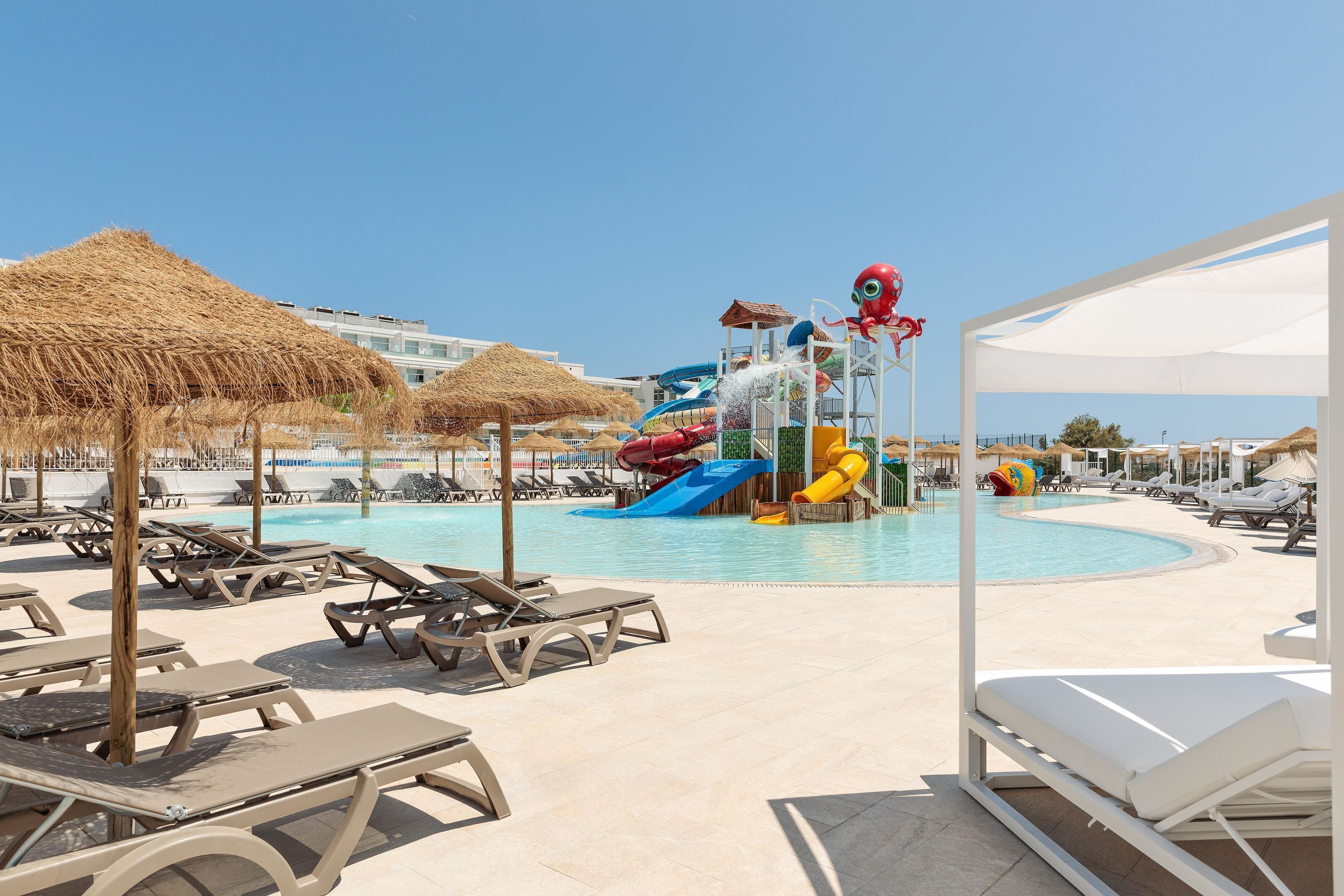 Piscina interior, piscina exterior, guarda-sóis, espreguiçadeiras 