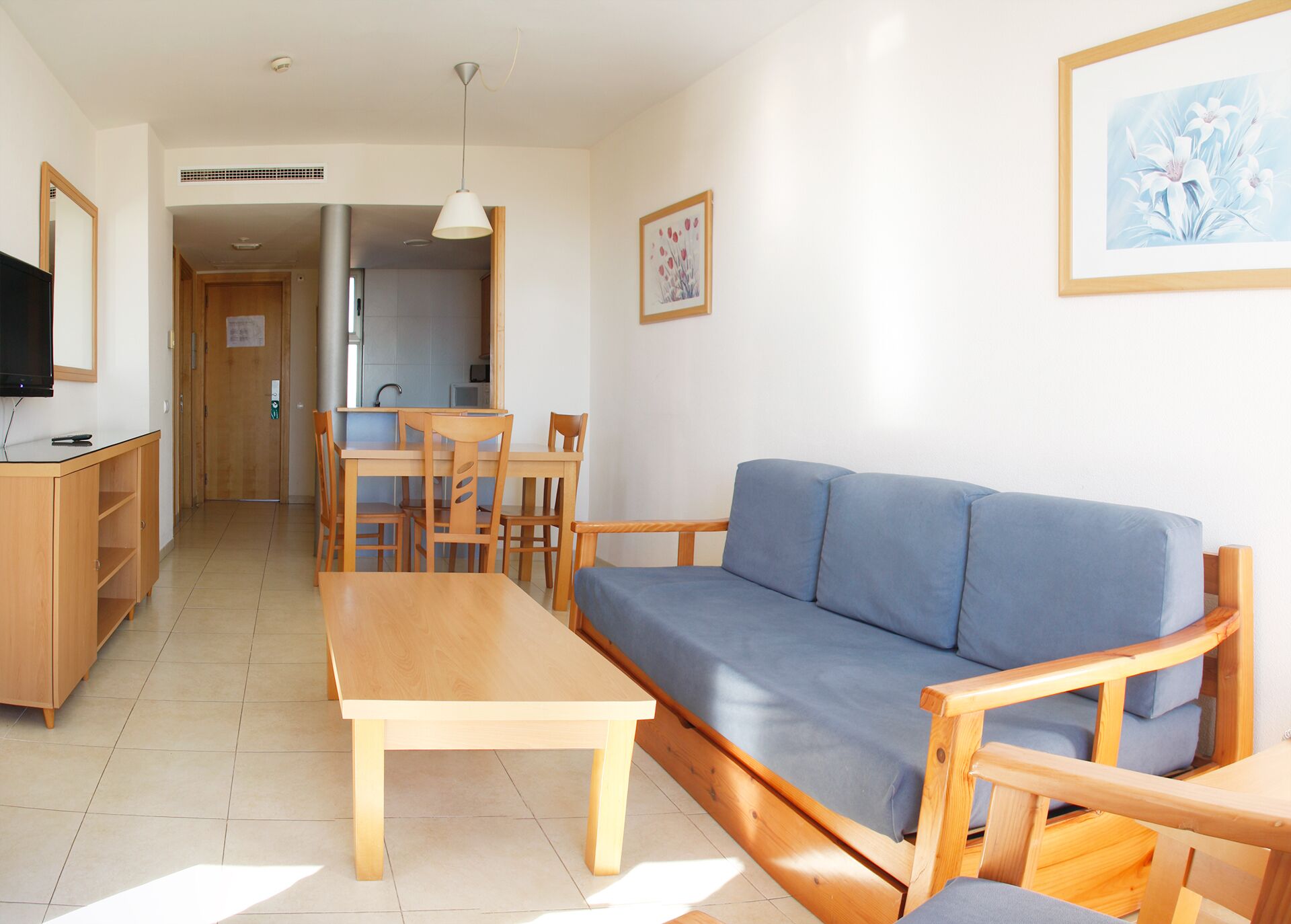 Cofres nos quartos, cortinas blackout, berços (sobretaxa)