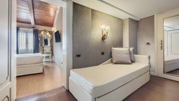 Quarto clássico, 1 cama Queen, para não fumantes (Twin bed on request;with Sofabed) | Edredons de pluma, frigobar, cofres nos quartos, escrivaninha