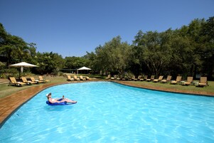 3 piscinas exteriores, guarda-sóis, espreguiçadeiras