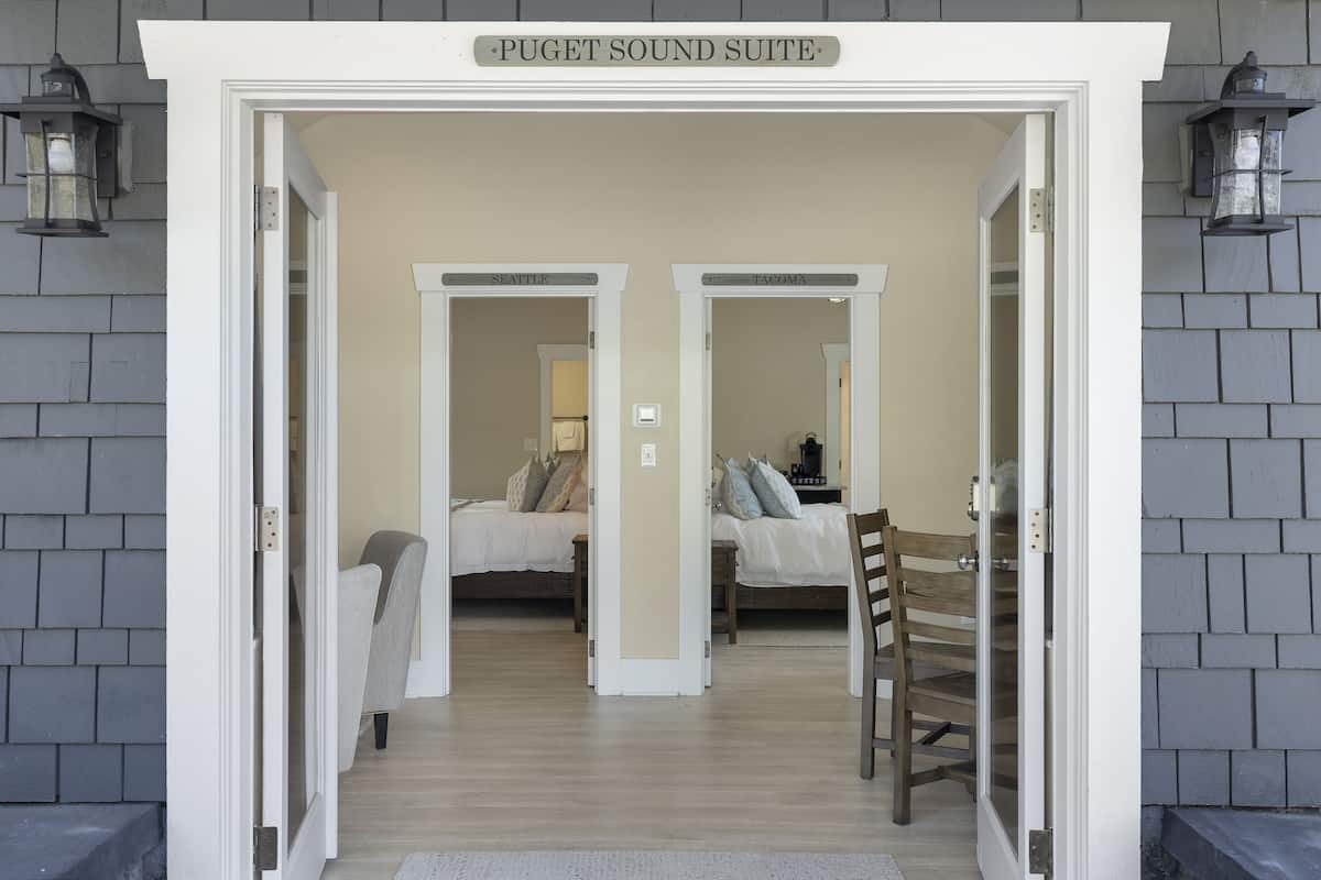 Entrada de hotel com uma placa indicando "Puget Sound Suite".