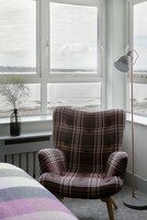 Quarto Duplo Superior | Cofre no quarto, secretária, cortinas/cortinados opacos