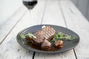2 restaurantes, pequenos-almoços servidos 