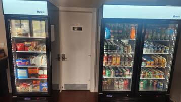 Duas máquinas de venda automática Aresta com lanches e bebidas.