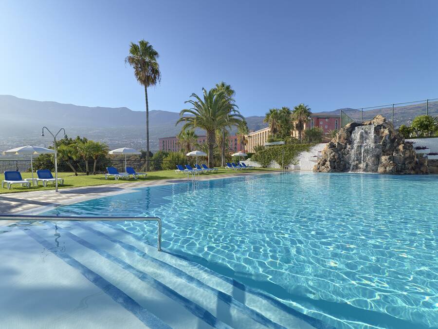 2 piscinas exteriores, guarda-sóis, espreguiçadeiras