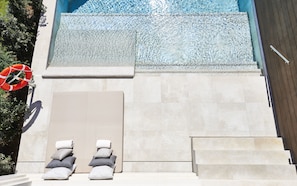 Suite, piscina privativa | 1 quarto, minibar, cofre no quarto, secretária 