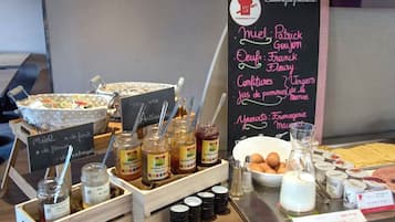 Pequeno-almoço tipo buffet diário (13.90 EUR por pessoa)