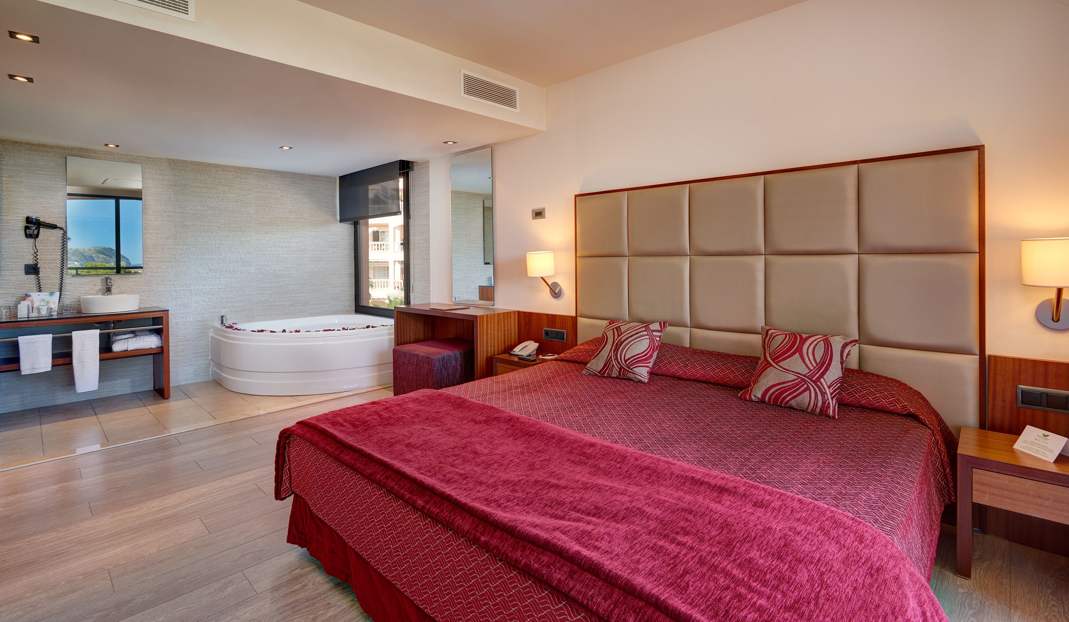 Suíte júnior, banheira de imersão (Superior) | 1 quarto, frigobar, escrivaninha, cortinas blackout