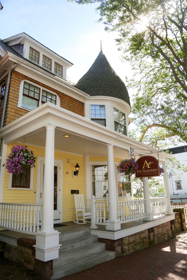 Almondy Inn - Rhode Island