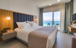 Quarto Standard, vista para o mar | Roupa hipoalergénica, minibar, cofre no quarto, secretária 