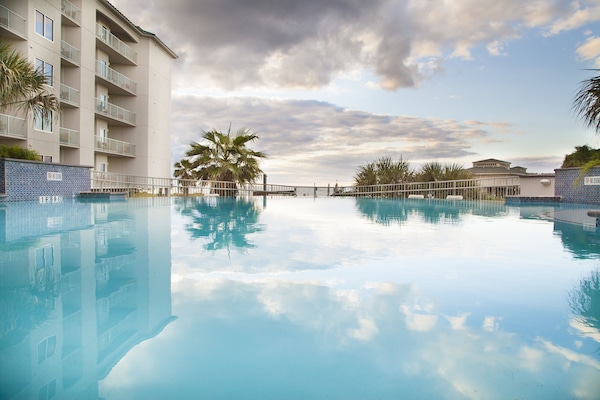 Piscina exterior, guarda-sóis, espreguiçadeiras