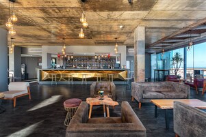 2 bares/lounges, um bar junto à piscina 