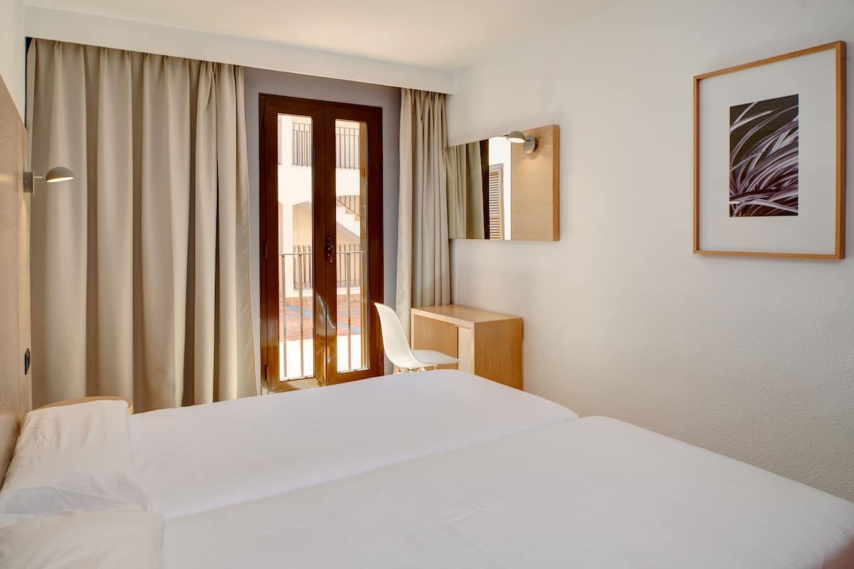 Cortinas blackout, berços grátis, roupa de cama