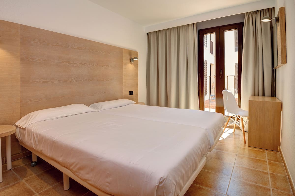 Cortinas blackout, berços grátis, roupa de cama