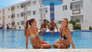 Piscina externa, guarda-sóis, espreguiçadeiras