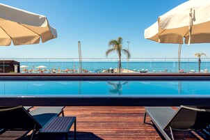 Piscina externa, funciona das 9h às 20h, guarda-sóis, espreguiçadeiras