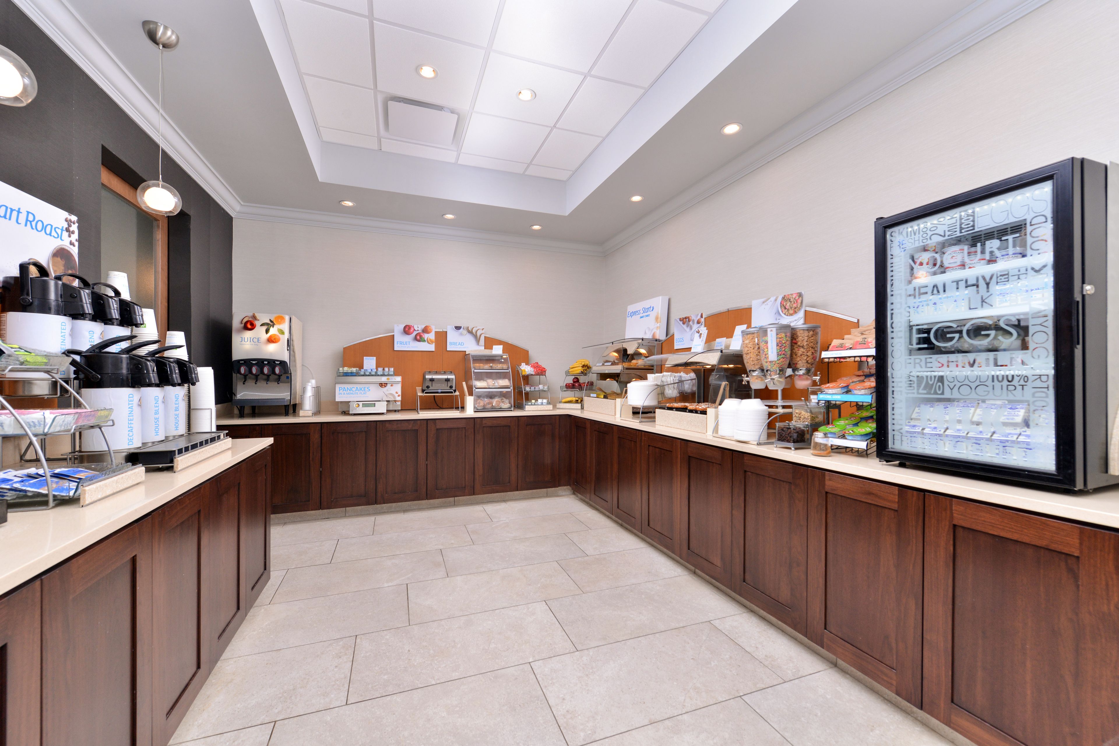 Café da manhã com buffet grátis todos os dias