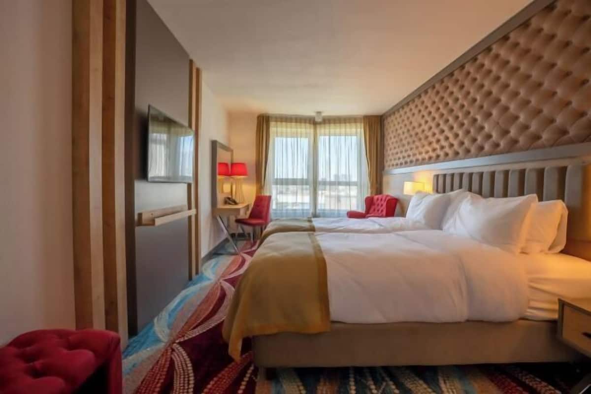 Minibar, cofre no quarto, secretária