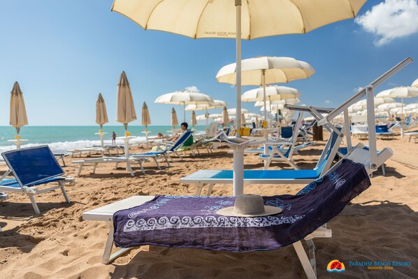 Uma praia privada, praia de areia branca, windsurf, vela 