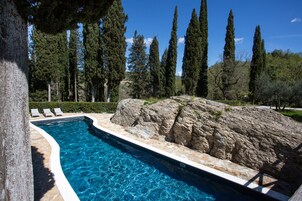 Piscina exterior, espreguiçadeiras 