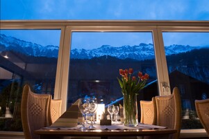 Serviço de café da manhã e jantar, restaurante ao ar livre 