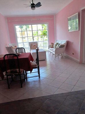 Café da manhã, almoço e jantar; culinária americana, vistas para o mar 