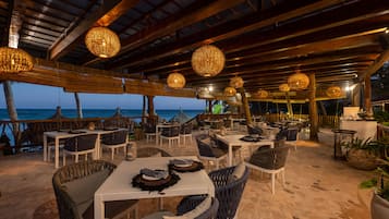 Serviço de café da manhã, culinåria internacional, vistas para a praia