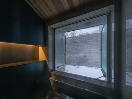 Suite Clássica, 2 quartos, casa de banho privativa, mezanino (Four-Bed Suite with Open-Air Onsen) | Casa de banho | Um polibã e uma banheira separados, banheira de água mineral 