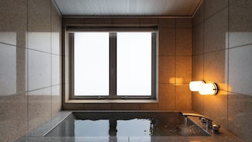 Vila standard, para não fumantes, vista para o jardim (Japanese-Western Room with hot tub) | Banheiro | Banheira e chuveiro separados, banheiras de fontes termais
