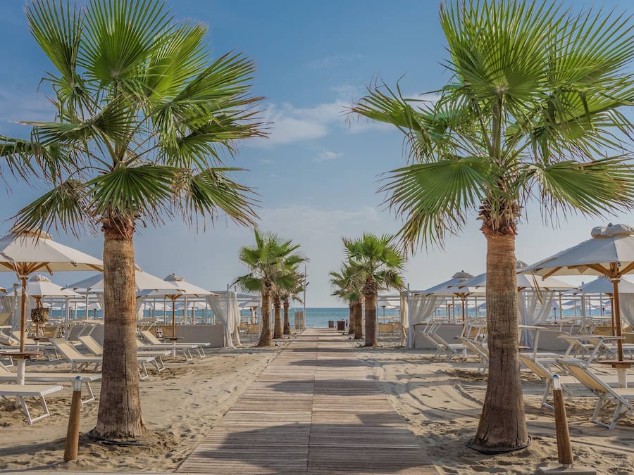 Uma praia privada nas proximidades, praia de areia negra