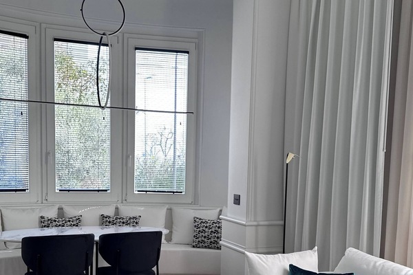 Suite, no edifício anexo (with private Jacuzzi) | Sala de estar | Televisor, filmes pagos