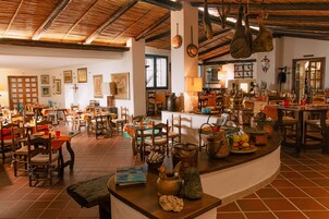 Pequenos-almoços servidos, cozinha italiana, com vista para o jardim