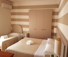Quarto triplo | Frigobar, cofres nos quartos, berços (sobretaxa), Wi-Fi de cortesia