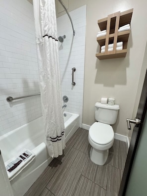 Suíte superior | Banheiro | Chuveiro/banheira combinados, ducha de hidromassagem