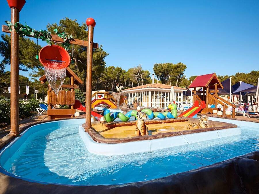 2 piscinas exteriores, guarda-sóis, espreguiçadeiras