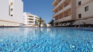 Piscina exterior, guarda-sóis, espreguiçadeiras