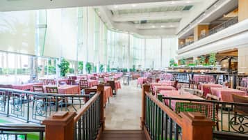 3 restaurantes, café da manhã, culinária mediterrânea