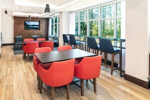 Café da manhã com buffet grátis todos os dias