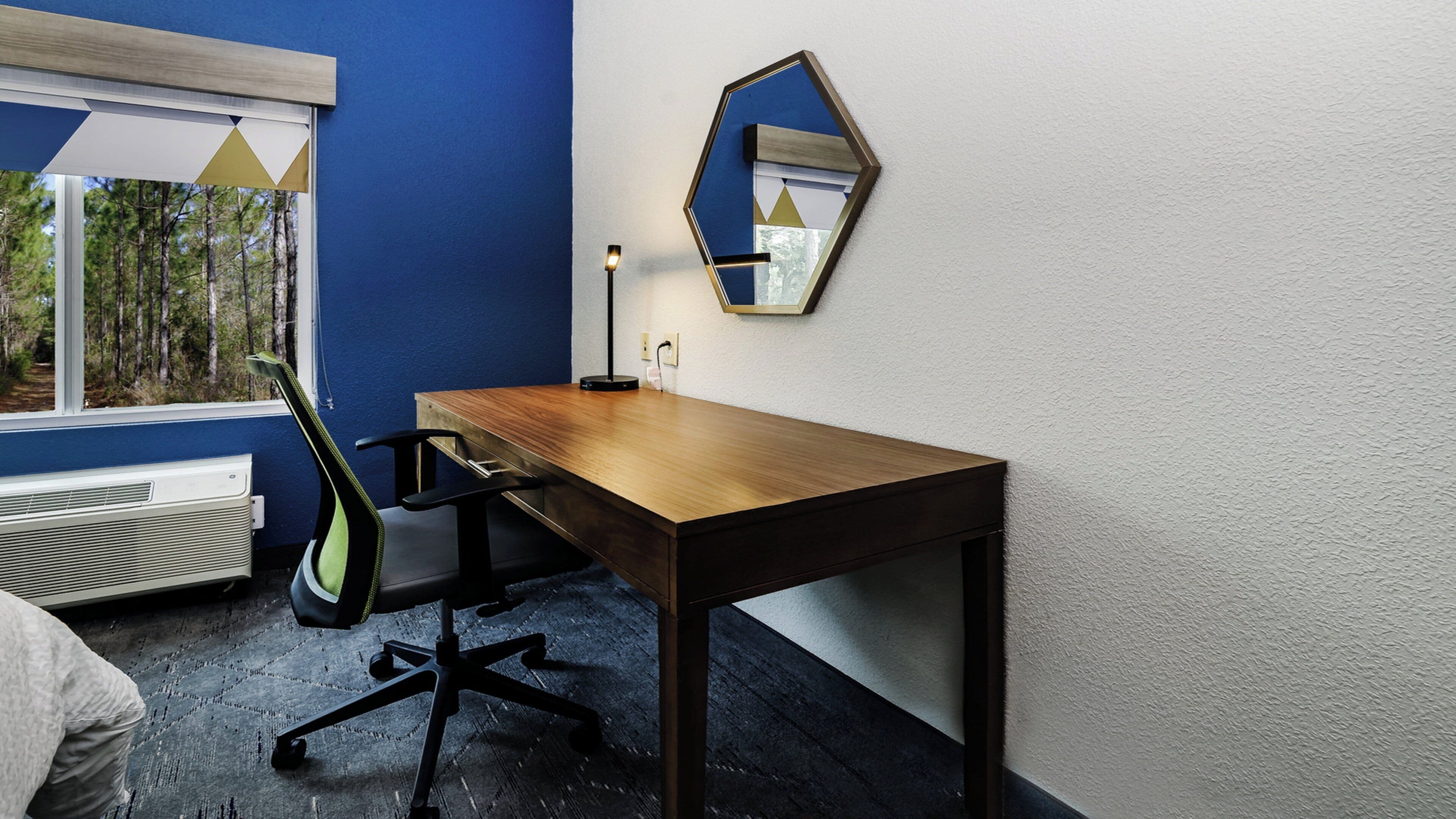 Cofres nos quartos, escrivaninha, ferros/tábuas de passar roupa