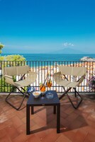 Quarto casal superior, 1 cama de casal ou 2 camas de solteiro, sacada, vista para o mar | Vista para a água